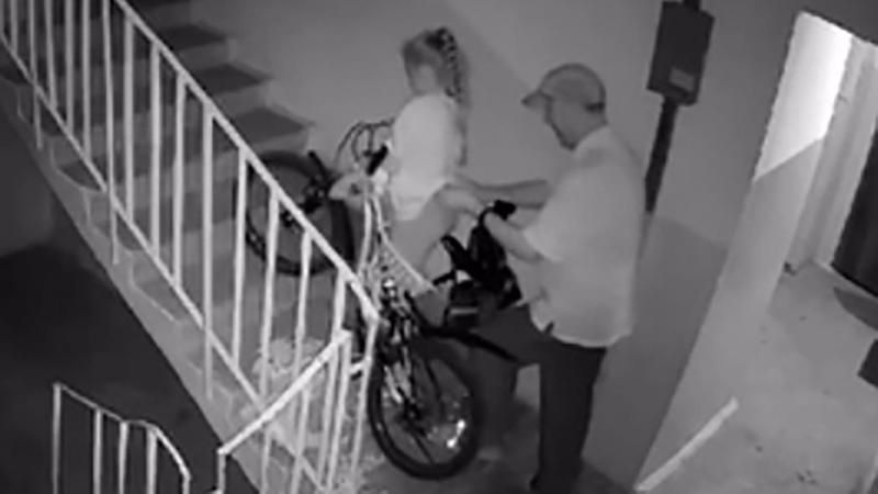 Părinți, prudență maximă! VIDEO șocant: Momentul în care un individ ...
